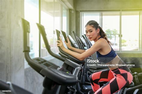 여성은 체육관에서 사이클링입니다 스포츠 클럽에 심장이 기계에 운동 하는 여자의 초상화 예쁜 여자 바디 빌더는 체육관에서 밖으로 작동 스포츠에 대한 스톡 사진 및 기타 이미지