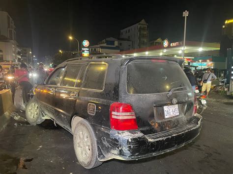 នារីជនបរទេសម្នាក់បើករថយន្ត ហាយឡេនឌ័រ