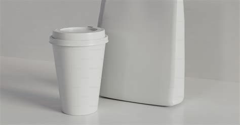 하얀 가방 옆에 하얀 커피 잔 사진 Unsplash의 브랜딩 이미지