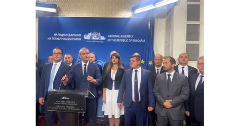 Костадинов призова Радев да насрочи референдум за еврото станал законов ступор