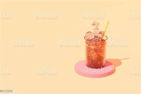 베이지 색 배경에 얼음과 빨대와 유리에서 마시는 복사 공간 3d 렌더링 스튜디오 촬영에 대한 스톡 사진 및 기타 이미지 스튜디오 촬영 칵테일 3차원 형태 Istock