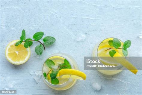 민트 파노라마와 레모네이드 레몬 물은 얼음으로 마신다 두 잔 0명에 대한 스톡 사진 및 기타 이미지 0명 Gin Tonic 감귤류 과일 Istock