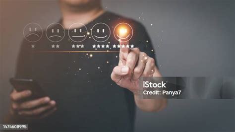 고객 서비스 평가 개념 비즈니스 사람들은 가상 현실 터치 스크린에 웃는 얼굴 이모티콘을 누릅니다 검토하고 확인 표시를하십시오 점수가 매우 인상적입니다 가상현실에 대한 스톡