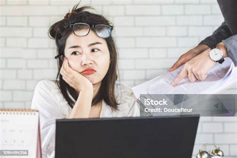 피곤 하 고 지 루 여성 아시아 직원 무시 일 게으른 성가신 두 목 게으름에 대한 스톡 사진 및 기타 이미지 게으름 경영자