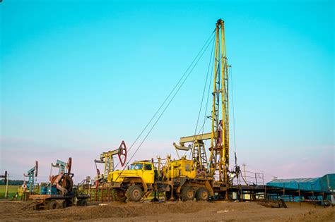 수리를 통해 생산을 복원하려고 이전에 드릴 잘 드릴 작업 작업 펌핑 장치와 잘 작동합니다 굴착 장치에 대한 스톡 사진 및 기타 이미지 Istock