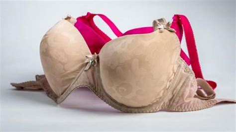 No Bra Day Berikut Artis Indonesia Yang Biasa Pose Tanpa Pakai Bra