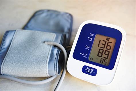 테이블에 혈압 모니터 디지털 의료 전자 토노미터 확인 혈압과 심장 박동 건강 및 의료 개념 0명에 대한 스톡 사진 및 기타 이미지 Istock