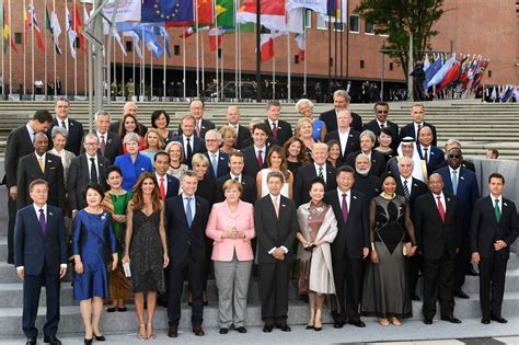 Их 20 ын хүндэтгэлийн зоог дээр Путин Трампын эхнэртэй зэрэгцэж суужээ