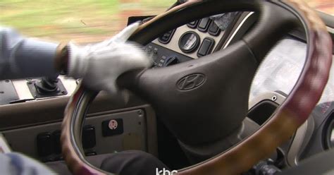 승객 타고 있는데 아내 운전연습 시킨 버스기사 해고 부당