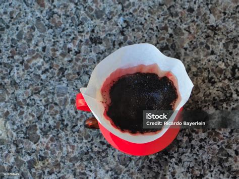 화강암 조리대에있는 빨간색 플라스틱 홀더에 장착 된 종이 필터로 갓 양조 한 커피 찌꺼기 커피 마실 것에 대한 스톡 사진 및 기타 이미지 커피 마실 것 건네주기 커피