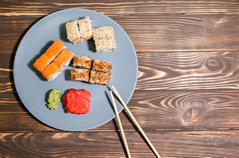 나무 바탕에 젓가락으로 접시에 초밥 일본 스타일의 저녁 식사 건강 한 음식 개념입니다 연어 와 사비 생강 채식 0명에 대한 스톡 사진 및 기타 이미지 Istock