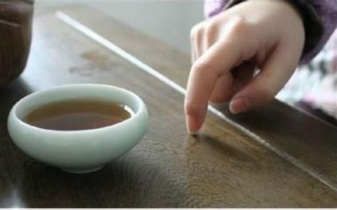 倒茶时用手指敲桌子用手指敲桌子手指敲桌子动图第2页大山谷图库