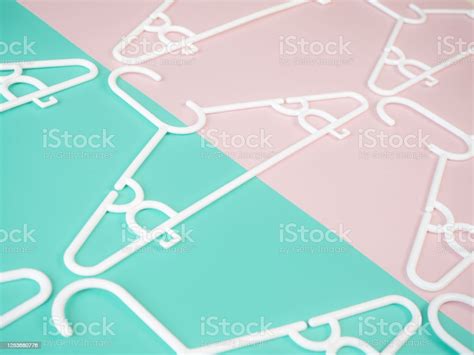 흰색과 파스텔 배경 색에 흰색 플라스틱 옷걸이의 패턴 제공된 공간을 복사합니다 0명에 대한 스톡 사진 및 기타 이미지 0명 가사 집안일 가정 생활 Istock