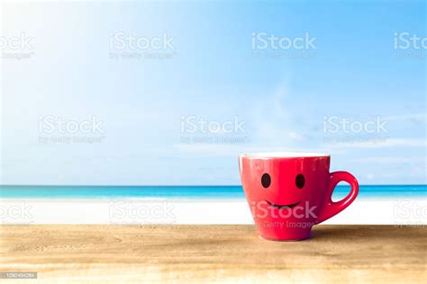 낮 정오 밝은 배경에 푸른 하늘과 바다 위에 나무 테이블에 커피 한 잔 도예에 대한 스톡 사진 및 기타 이미지 도예 디자인 라떼 Istock