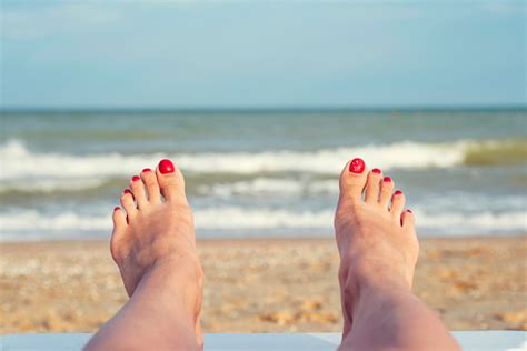 해변에서 여자 발 해변에 선베드에 빨간 손톱을 가진 여성의 다리와 발 바다 배경의 여름 휴식 관광에 대한 스톡 사진 및 기타 이미지 Istock