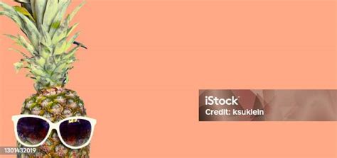 따뜻한 배경에 선글라스를 끼고 파인애플 여름 휴가 와 파티 테마 재미있는 과일 0명에 대한 스톡 사진 및 기타 이미지 0명 건강한 식생활 과일 Istock