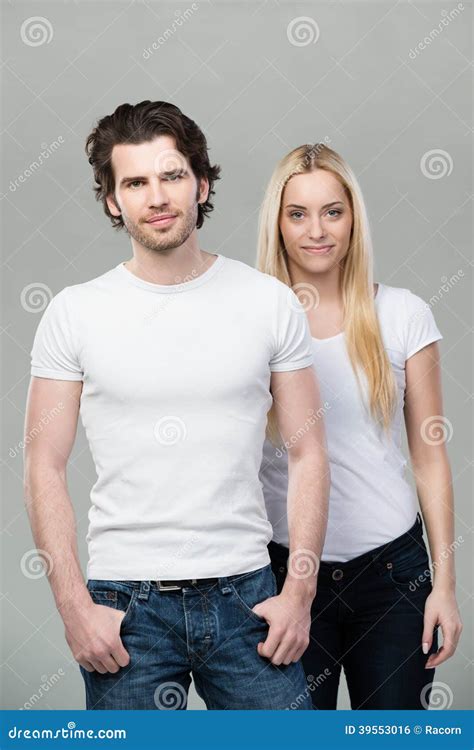 Knappe In Jonge Mens Met Zijn Vrouw Stock Foto Image Of Paar Kleding