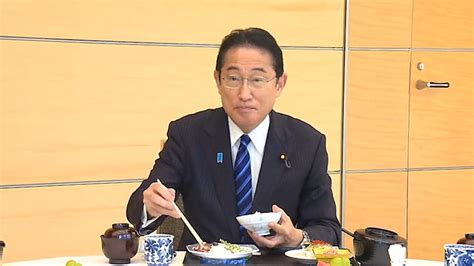 Japan Pm Tries Fish From Fukushimas Radioactive Wastewater To Display