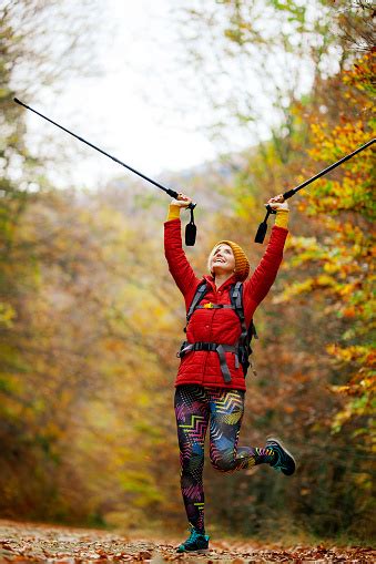 트레일에 기둥과 배낭을 멘 하이킹 소녀 자연 속에서 즐기는 손 가을 시즌에 야외 여행과 건강한 라이프 스타일 35 39세에 대한 스톡 사진 및 기타 이미지 Istock