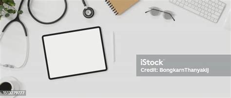 테이블 위에 빈 화면 모형 태블릿이 있는 최소한의 의사 작업 공간의 상단 보기 3차원 형태에 대한 스톡 사진 및 기타 이미지 3차원 형태 개념 개념과 주제 Istock