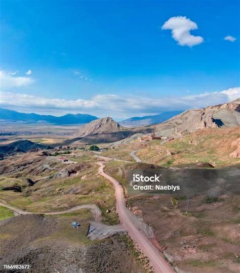 아라라트 산 주변고원의 비포장 도로 비포장 도로 숨막히는 풍경 바위 봉우리와 언덕 사이의 구불구불한 도로의 공중 보기 터키 0명에 대한 스톡 사진 및 기타 이미지 Istock