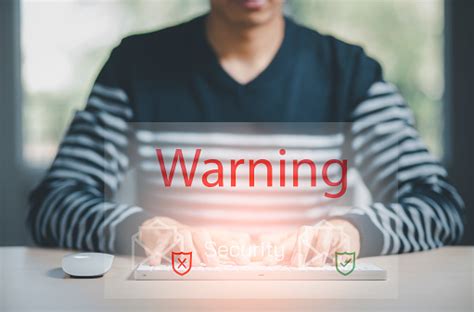 노트북 스팸 및 바이러스 컴퓨터 모니터 인터넷 보안 개념 노트북으로 전자 메일을 읽는 사업가와 이메일 개념 스팸 정크 및 전자 마케팅 화면 스팸 이메일 팝업 경고 개념에