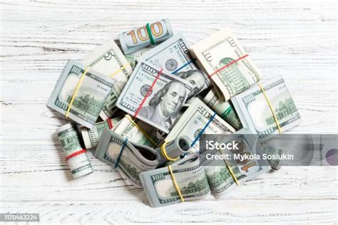 미국 달러 지폐 번들 스택 중간에 돈의 스택 과 백 달러 지폐 복사 공간이 있는 배경에 대한 비즈니스 개념의 상단 보기 100 달러 지폐 미국 지폐 통화에 대한 스톡 사진