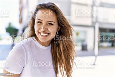 화창한 날에 행복 웃고 매력적이고 아름다운 히스패닉 여성 야외 예쁜 갈색 머리 소녀 와 긍정적인 미소 보고 자신감 에 이 도시 갈색 머리에 대한 스톡 사진 및 기타 이미지