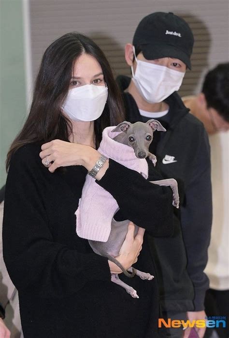 더쿠 볼수록 매력적인 송중기 와이프 케이티 사진 모음