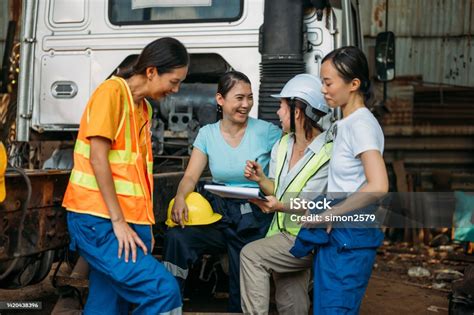 트럭 정비사 워크샵에서 작업 계획 및 스케줄링에 대해 논의하는 아시아 정비사 여성 그룹 30 34세에 대한 스톡 사진 및 기타