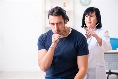 나이든 여성 의사를 방문하는 젊은 남성 환자의 사진 사진 무료 다운로드 Lovepik