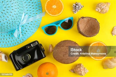 밝은 노란색 배경에 선글라스 모자 껍질 카메라 코코넛이 있는 여름 액세서리 맨 위 보기입니다 0명에 대한 스톡 사진 및 기타