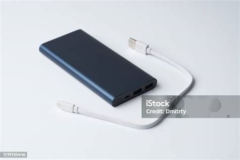 흰색 배경에 격리 된 이비제용 흰색 Usb 케이블 및 파란색 전원 뱅크 보조 배터리에 대한 스톡 사진 및 기타 이미지 보조 배터리 검은색 휴대용 통신 기기 Istock