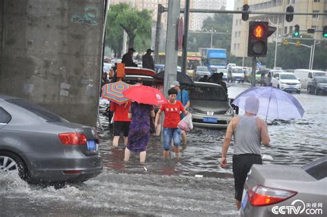 哈尔滨强降雨致道路积水成河 搜狐大视野 搜狐新闻
