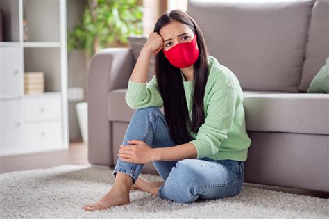 슬픈 코로나 바이러스 아픈 환자 아시아 레이디 앉아 바닥 카펫 소파 무릎 감염 병 자기 격리 고통 사회적 거리를 유지 가족 체류