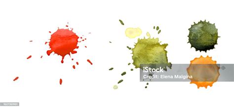 육즙이 많은 빨강 주황색 초록 수채화 물감이 튀고 흰색 배경에 격리된 얼룩 컬렉션 손으로 그린 다채로운 페인트 방울 디자인 요소 개체 그룹에 대한 스톡 벡터 아트 및 기타