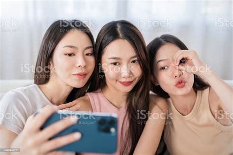 국제 다민족 학생들의 초상화는 셀카 촬영을 위해 포즈를 취하고 집 거실에서 매력적인 여성 그룹이다 쾌활한 스마트 화장품 유튜브 블로거를 모아 함께 즐거운 파티를 즐겨보세요