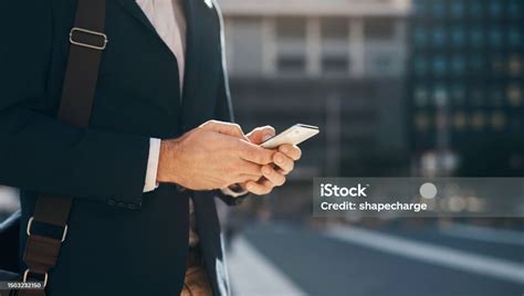 검색 전화 및 채팅 소셜 미디어 및 네트워킹을 위해 도시에 있는 사업가의 손 이메일 웹 사이트 및 기술에 대한 뉴욕의 직원 근접 촬영과의 연락 기업 및 커뮤니케이션