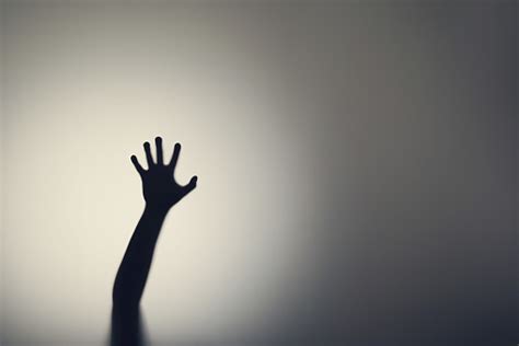 유리 문 뒤에 여자의 어두운 실루엣입니다 우울증 두려움 공황의 개념 가정의 방에 대한 스톡 사진 및 기타 이미지 가정의 방 개념 개념과 주제 Istock