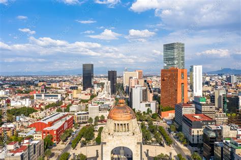 Espectacular Vista Aérea Del Skyline De La Ciudad De México El Drone Atrás Del Monumento A La