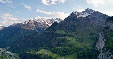 거친 지형 경치 경치 좋은 스위스 알프스 경치 좋은 전망 고산 풍경 골짜기 그림 같은 환경 녹색 풍경 높이 눈 덮인 봉우리 루터 브루 넨 목가적인