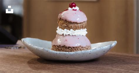 흰색 세라믹 접시에 분홍색 컵케이크 사진 Unsplash의 무료 좋아 이미지