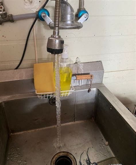 동파 걱정에 수돗물 틀어놨더니 얼음기둥이 꽁꽁언 한반도