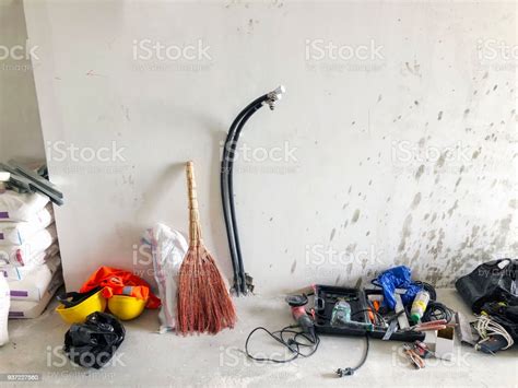 아파트에서 수리에 대 한 자료는 재건 및 혁신 리 모델링 공사중 개선에 대한 스톡 사진 및 기타 이미지 개선 건축 금속 Istock