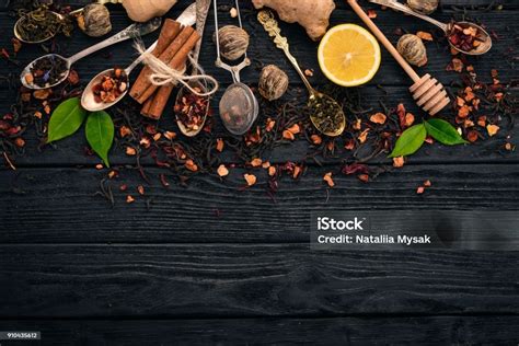 건조 차와 향기로운 나물 및 향미료의 구색 에 나무 배경 최고의 볼 수 있습니다 공간에 복사 합니다 0명에 대한 스톡 사진 및 기타 이미지 Istock