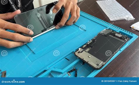 Replacing Mobile Phone Lcd Screen By A Male Technician Stock Video Video Of Mechanism