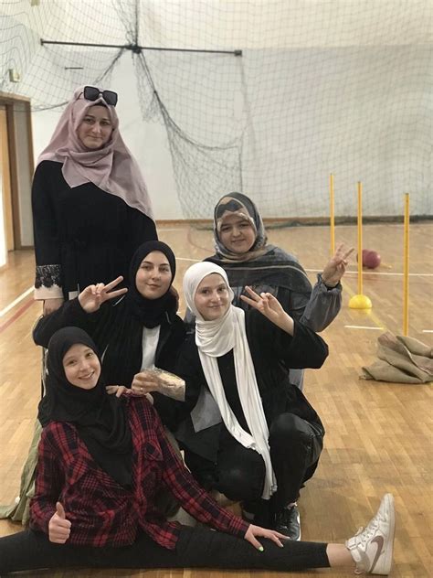 یونیفرم دختران در مدارس ایران به شادی دانش آموزان توجه ندارد رئیس پلیس