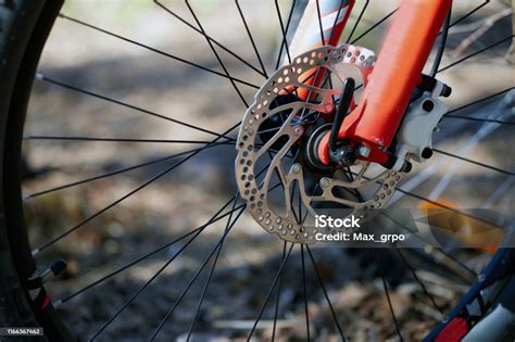 자전거 브레이크 디스크 앞바퀴 전방 충격 흡수 빨간색 프레임 두발자전거에 대한 스톡 사진 및 기타 이미지 두발자전거 기계 부분 부분의 Istock