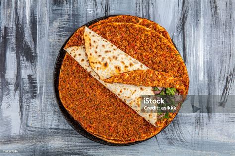 전통 터키 요리 라흐마쿤 터키식 맛있는 피자와 다진 쇠고기 또는 양고기 파프리카 토마토 커민 향신료 소박한 나무 테이블 배경