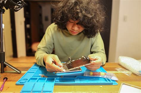 그의 휴대 전화를 수리하는 동안 타임 랩스 사진을 찍는 아시아 십 대 16 17 살에 대한 스톡 사진 및 기타 이미지 16 17 살 기계공 기술자 Istock